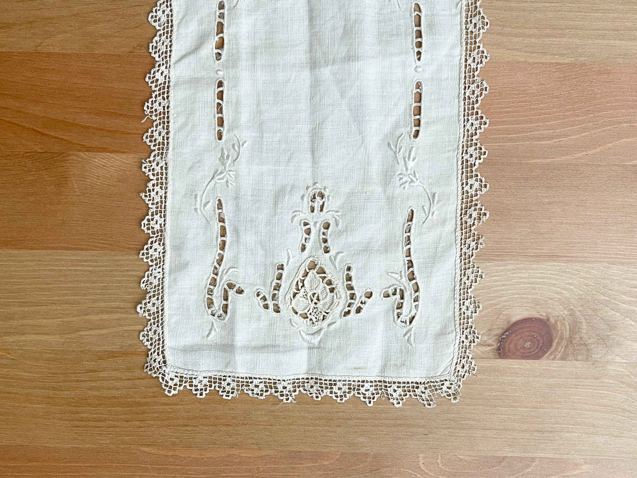 Vintage 1930s-1940s Scallop Edge Embroidered Table Runner Linen 6 X 11. ...