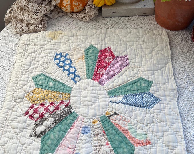 Vintage Quilt Square Handmade Feedsack Print Dresden Plate Cutter Quilt ...
