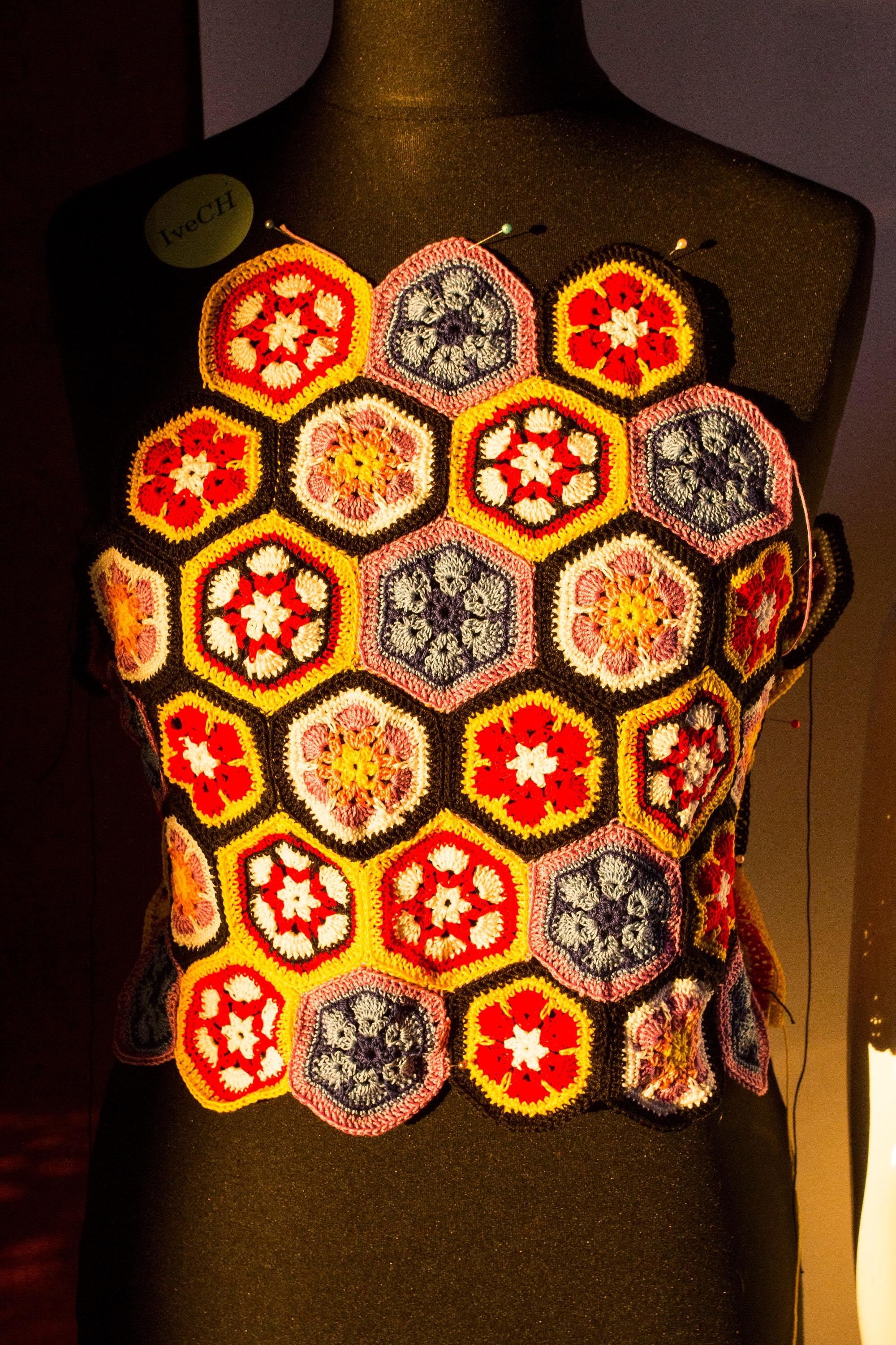 Haut au crochet, haut multicolore, looks bohèmes accrocheurs ou riches ...