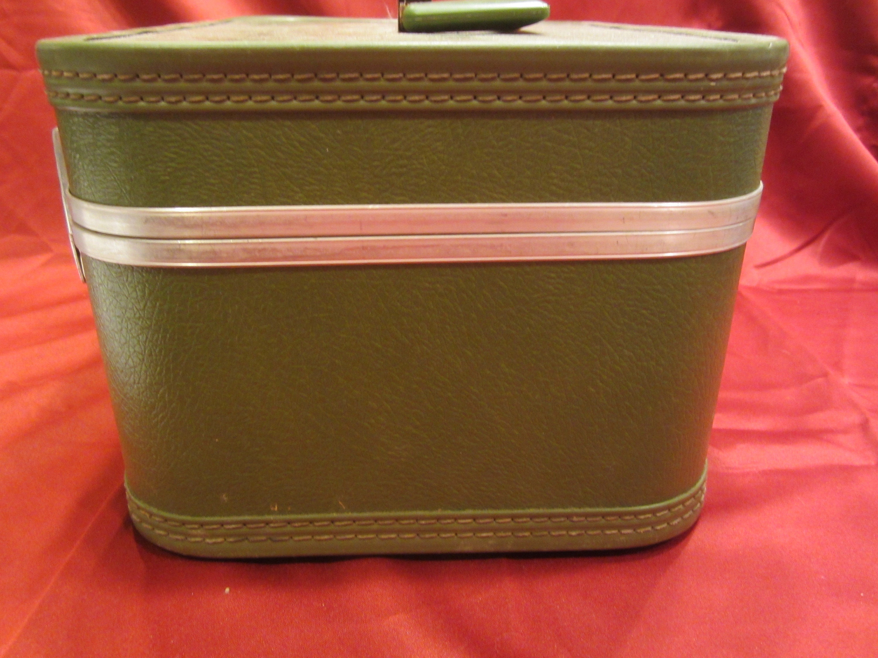 VTG 60'S GREEN TRAIN Case, Hard Case W/metal Accents, Green Plastic ...