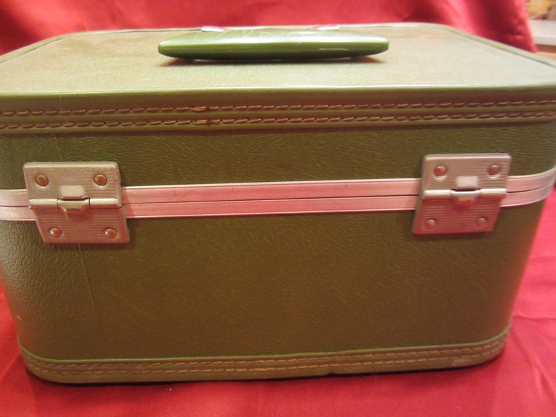 VTG 60'S GREEN TRAIN Case, Hard Case W/metal Accents, Green Plastic ...