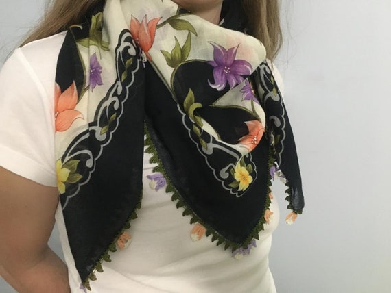 Traditional Turkish scarf with Oya flowers. Vintage s… - Gem