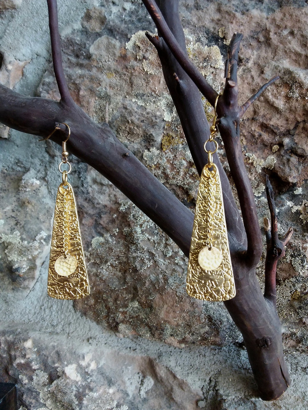 Caída de triángulo largo de oro martilleado - Etsy España