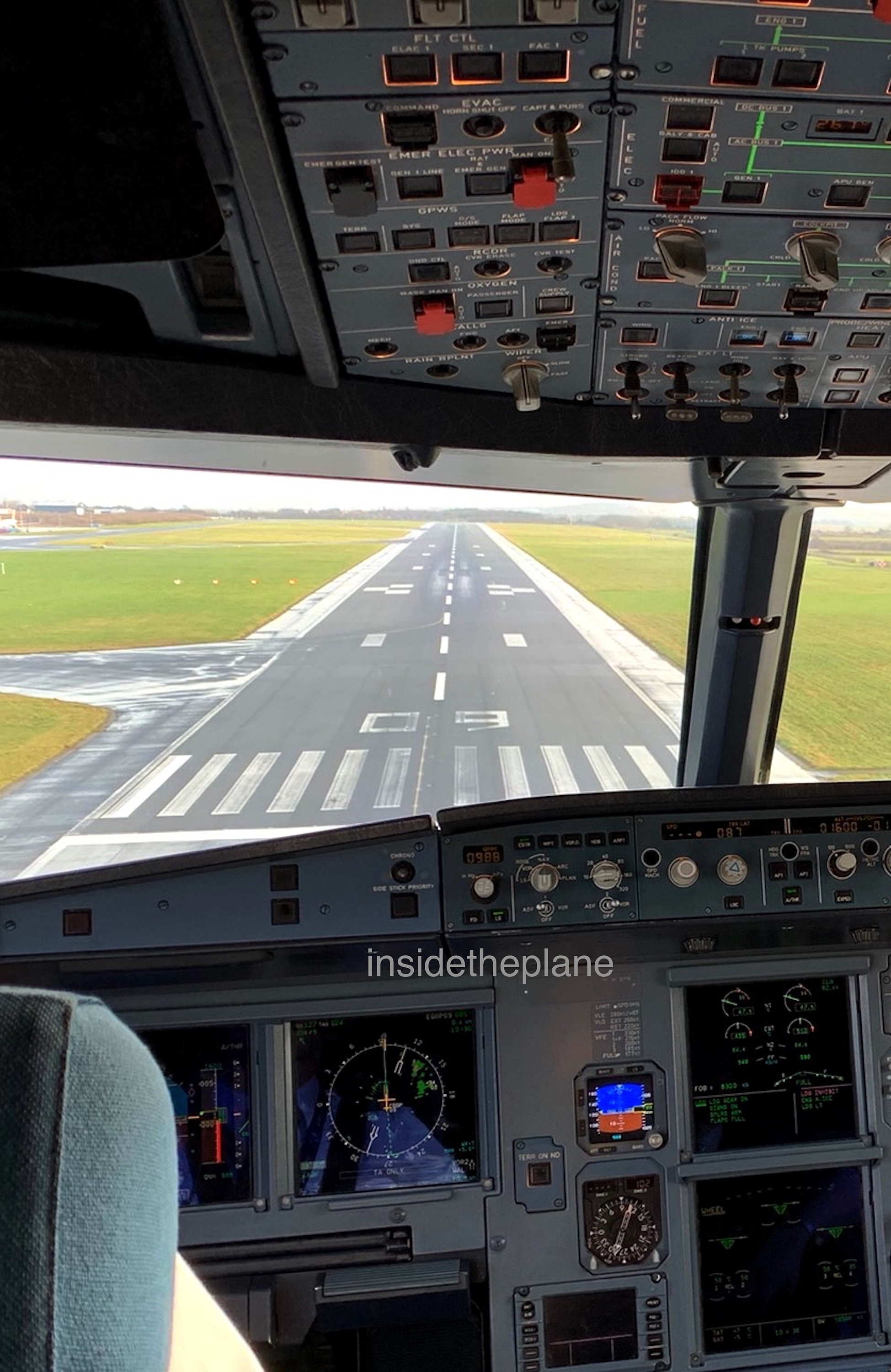 Airbus A320 Cockpit Landing