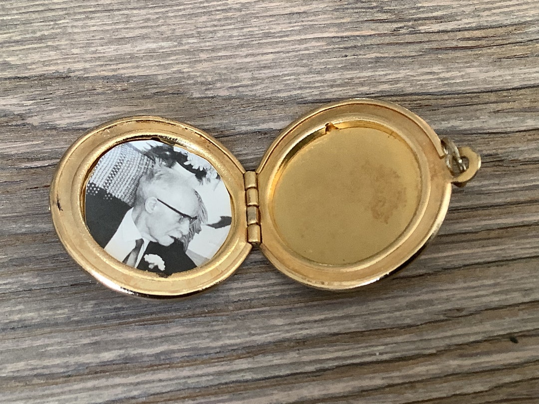 G7 Vintage Locket With Old Photo - Etsy