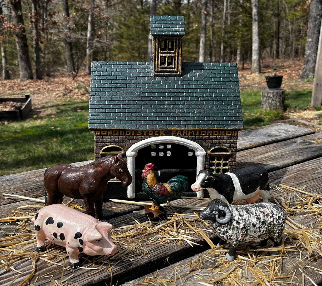 1930s Cast Iron stock Farm Set barn and 5 Animals, Chippy Paint, Rustic ...