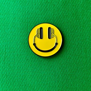 Smiley Face Headphones Pun Soft Enamel Pin - Yellow Lapel Badge New Fun Unique Quirky Cute Funny ...