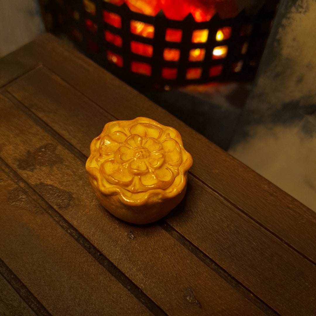 Miniature Tudor Banquet Pie With Tudor Rose – 1:12 Scale Dollhouse Food ...