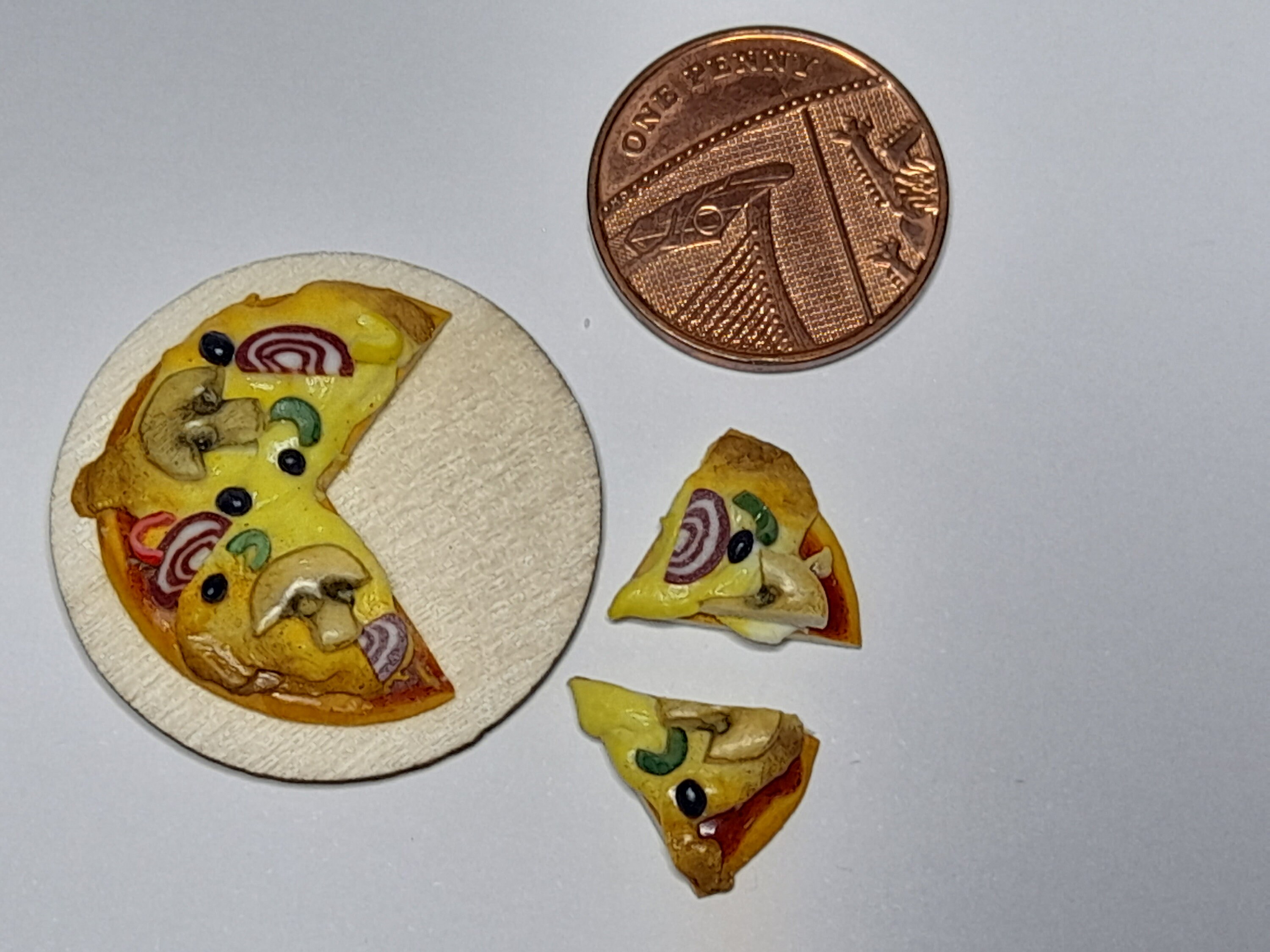 Miniatures rustic italian pizzeria scale 1:12 miniature pizza 4 cheeses ...