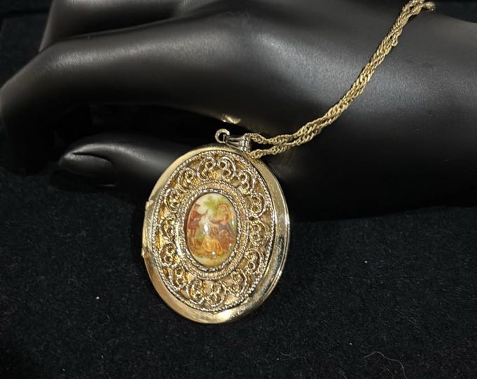 Vintage Courting Love Couple Cameo Gold Tone Hinged Oval Picture Locket ...