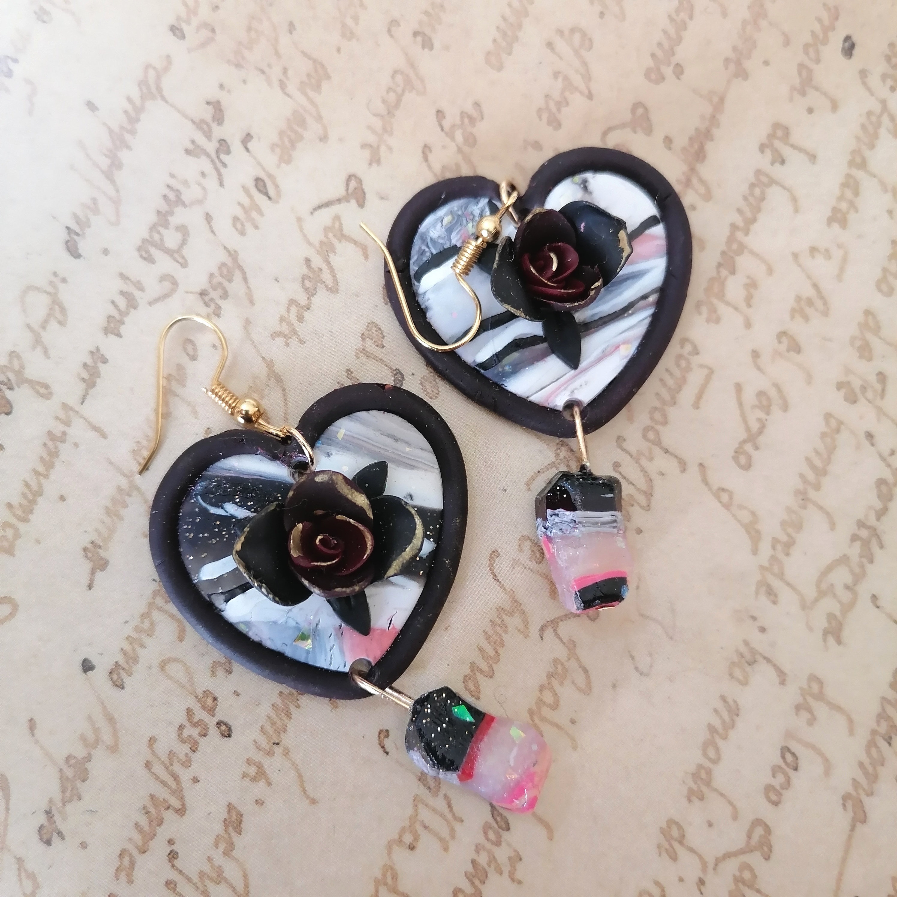 Pendientes largos en color negro con forma de corazón / Pendientes de ...