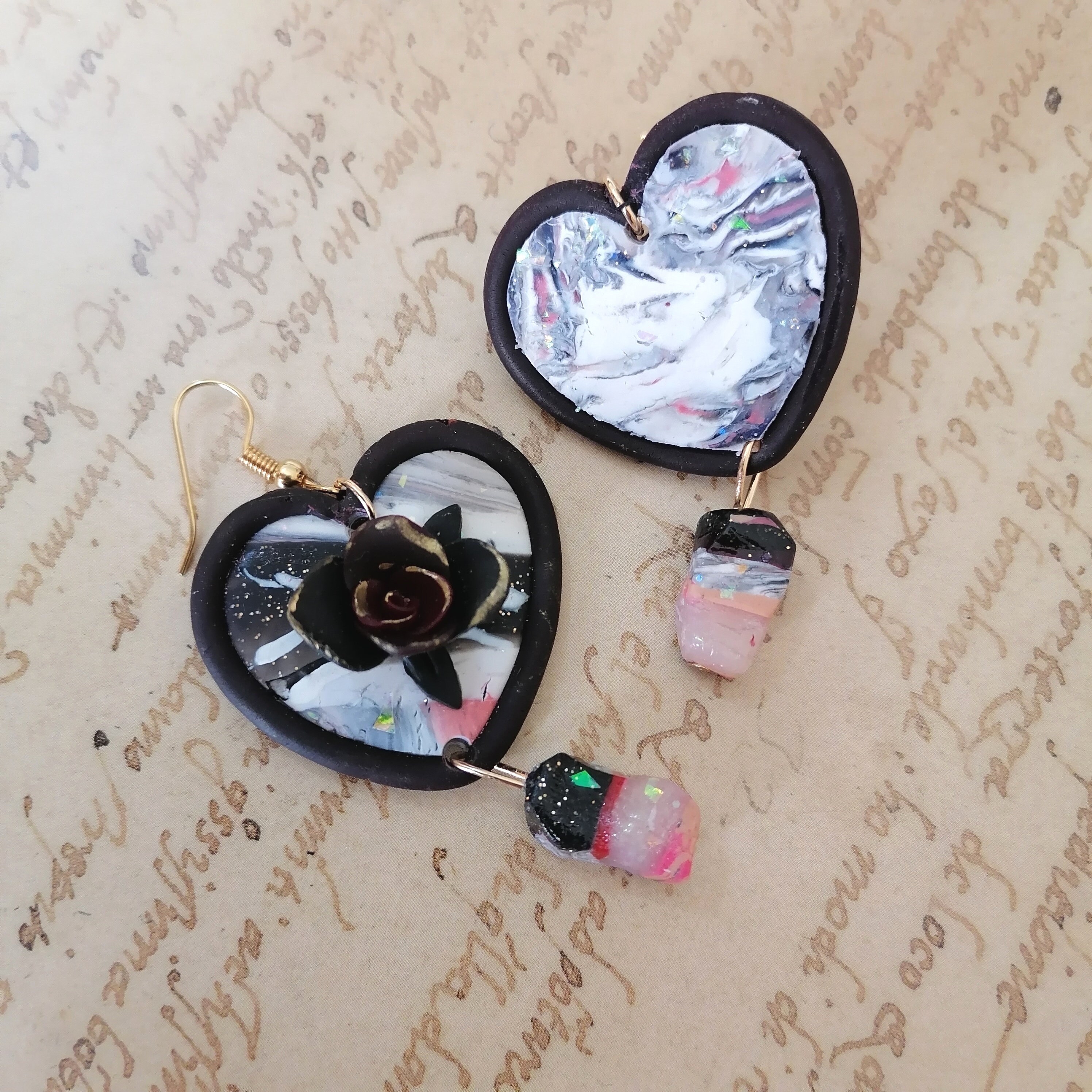 Pendientes largos en color negro con forma de corazón / Pendientes de ...