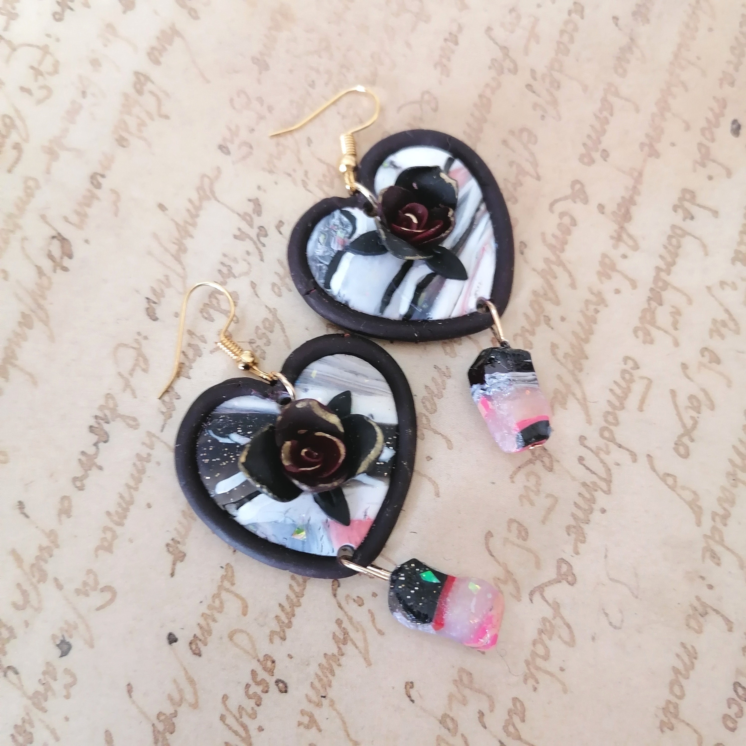 Pendientes largos en color negro con forma de corazón / Pendientes de ...