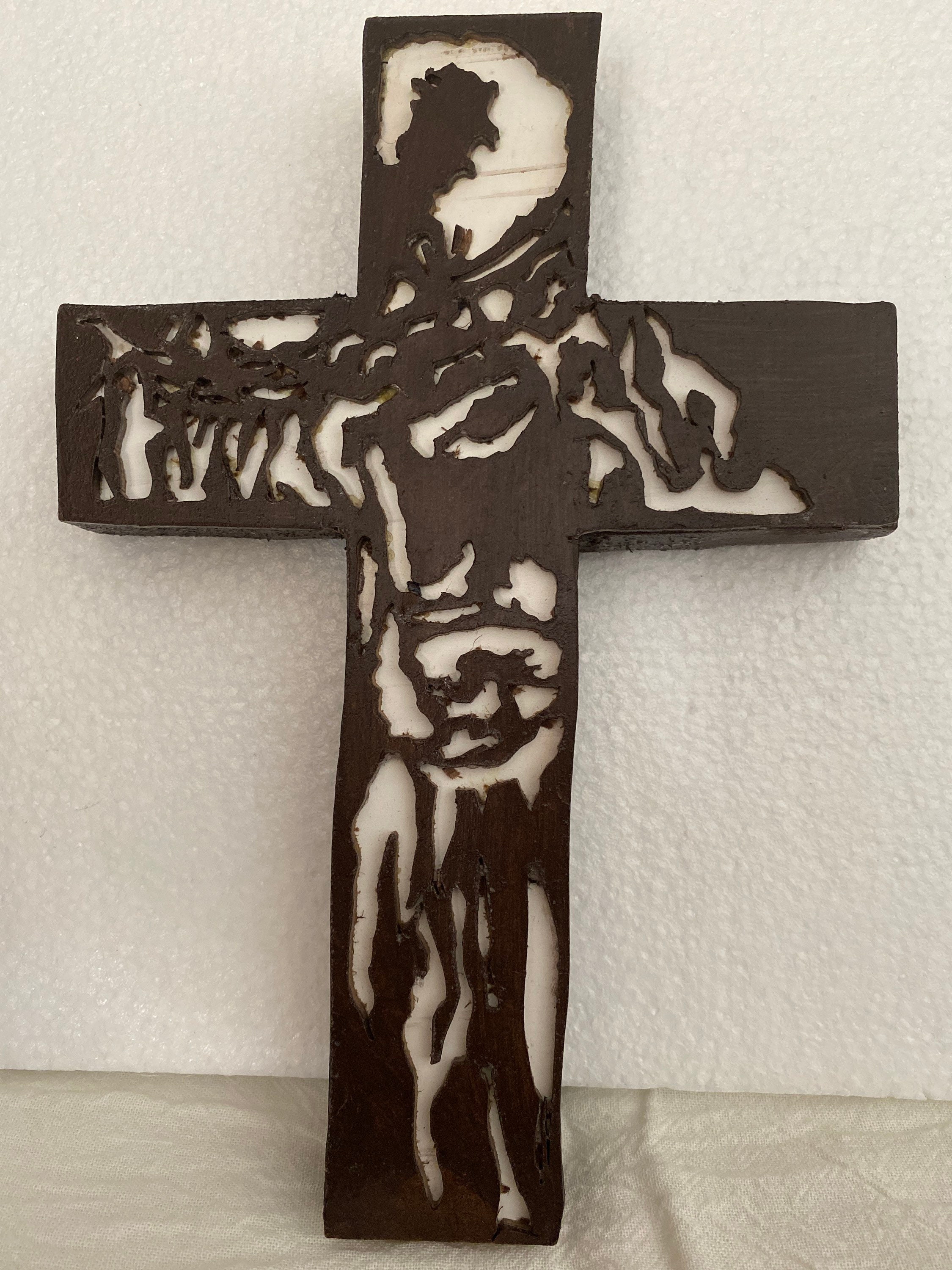 Jesus hand carved illustration on painted wooden cross / Illustracion ...