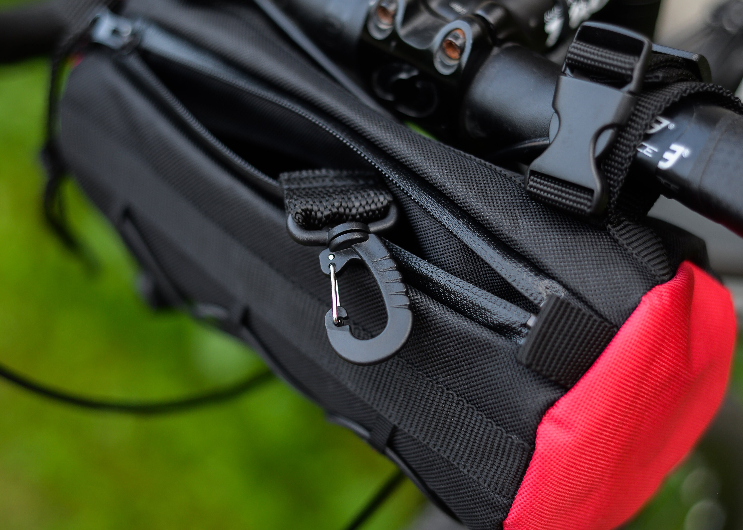HANDLEBAR BAG - Cordura Burrito Bar Bag in Multicolor Black With Rose ...