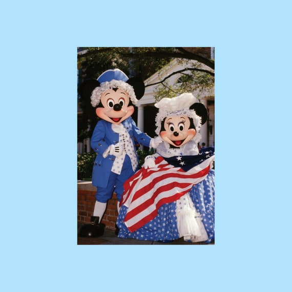 Postal Con Fotos De Minnie Mouse