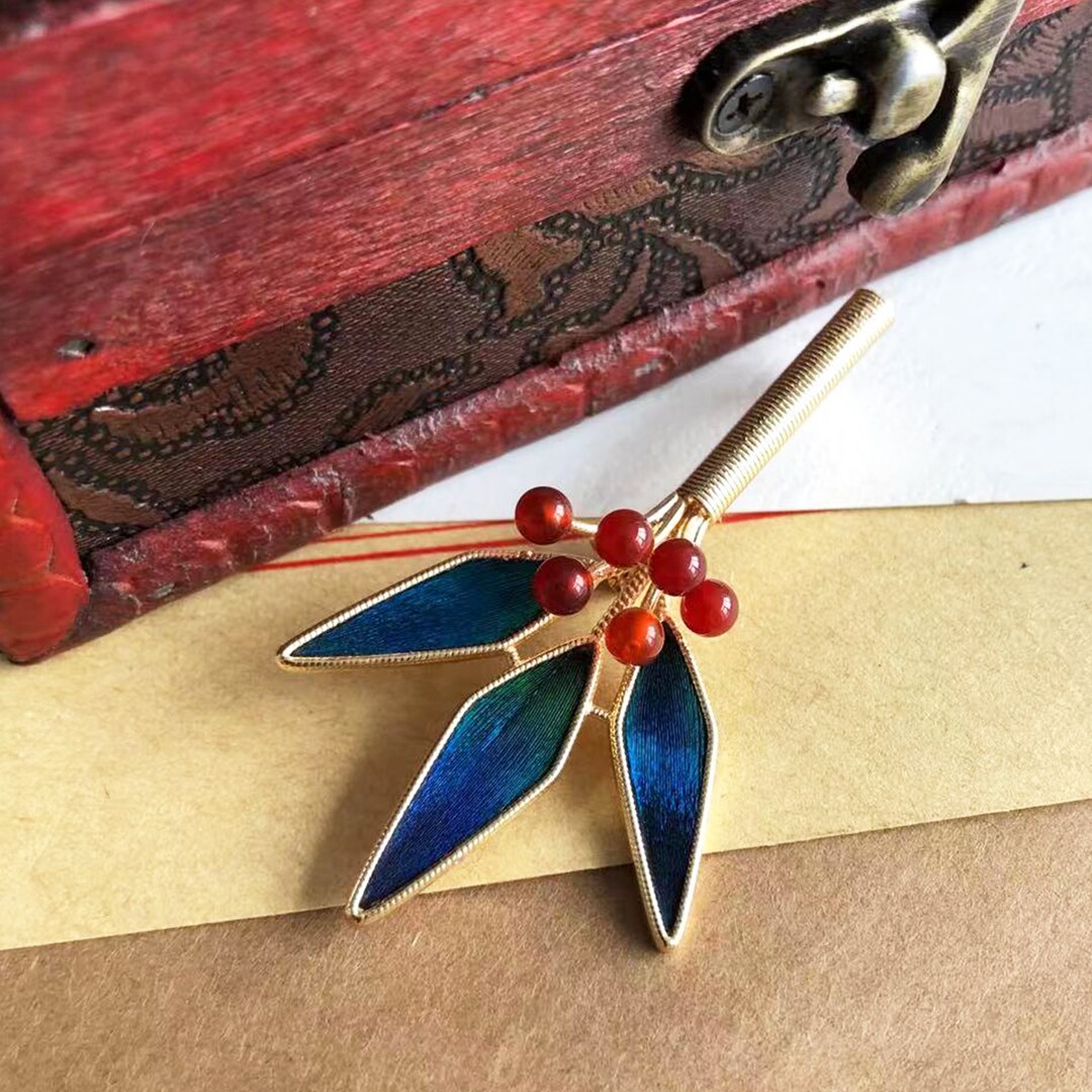 Kingfisher Craft Brooch,leaves and Red Berries,peacock Feathers,pearls ...