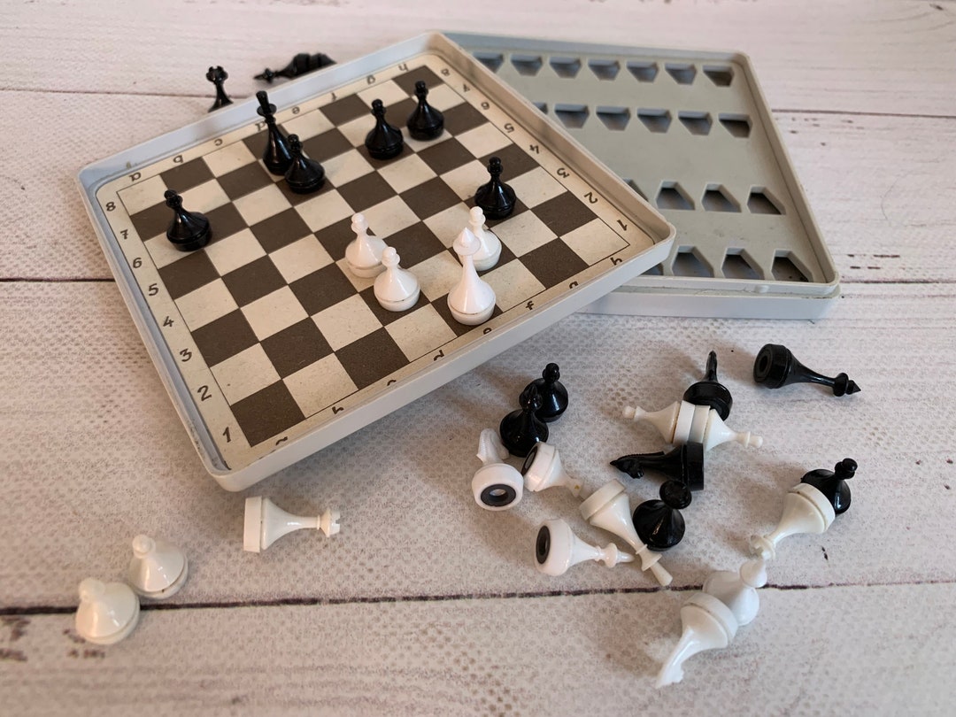 Vintage Pocket Chess Set Magnetic Small Plastic Travel 80 Board Game ...