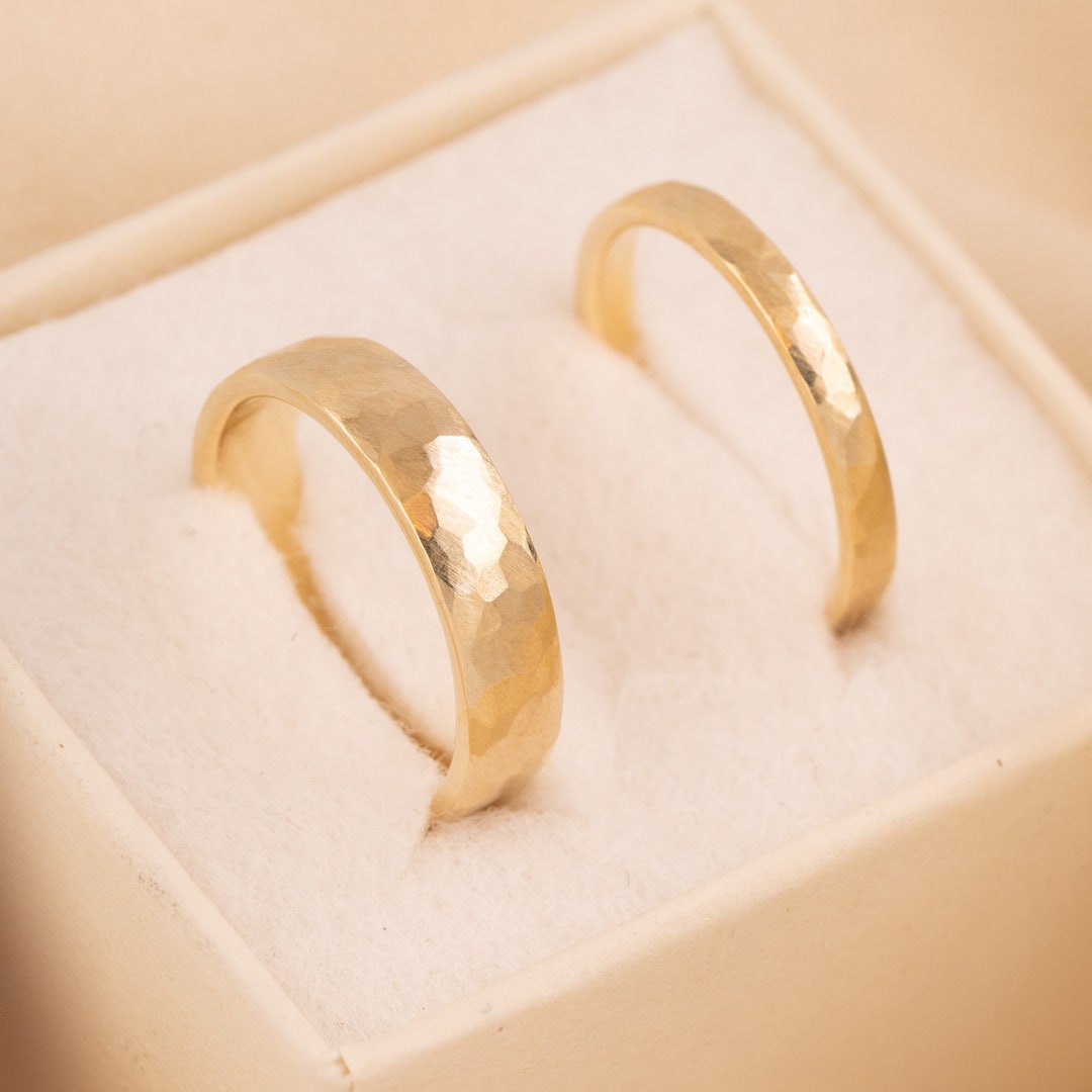 FLAT HAMMERED Wedding Rings 750 Gold Minimalistic Timeless Goldsmiths ...