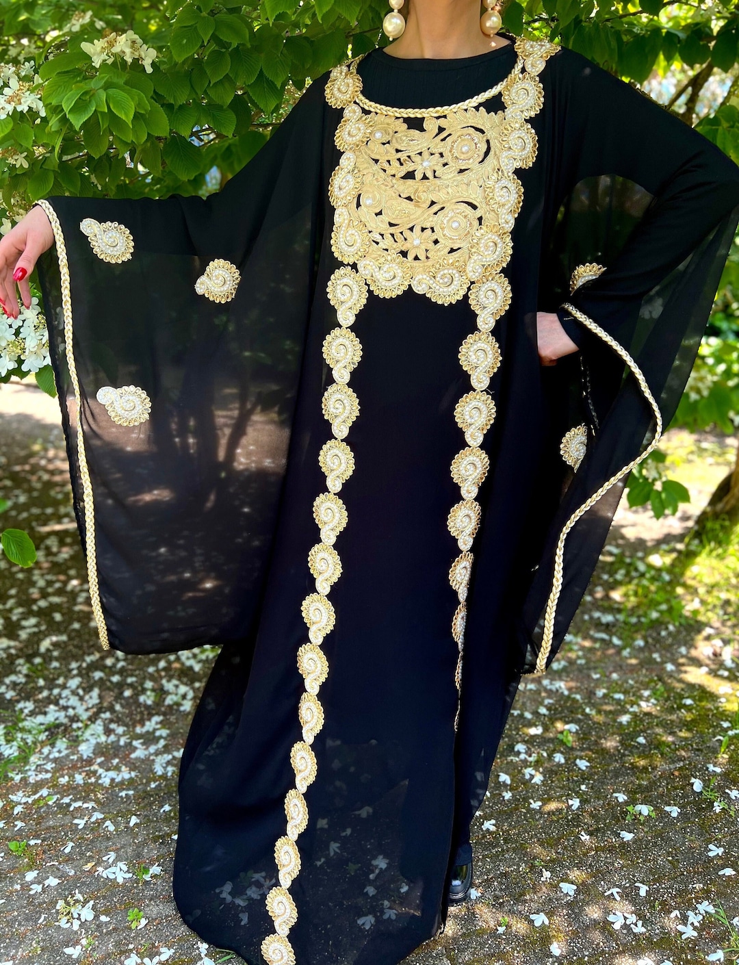 Golden Beads, Pearls on Details. Arabic/iraq/ Dubai Hashmi/thawb/kaftan ...