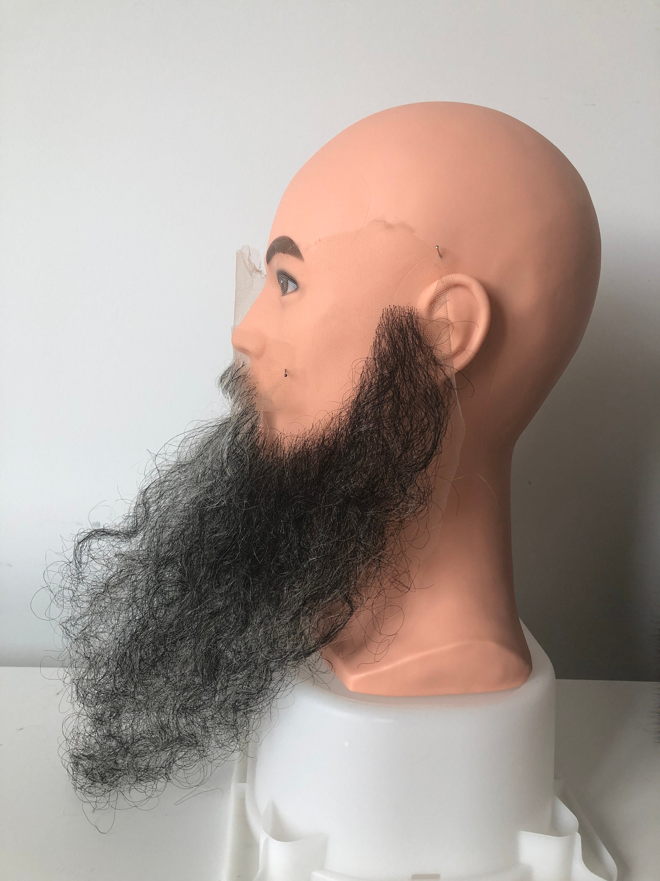 Hochwertiger grauer langer Bart mit Schnurrbart für Theater, Film. Hand ...