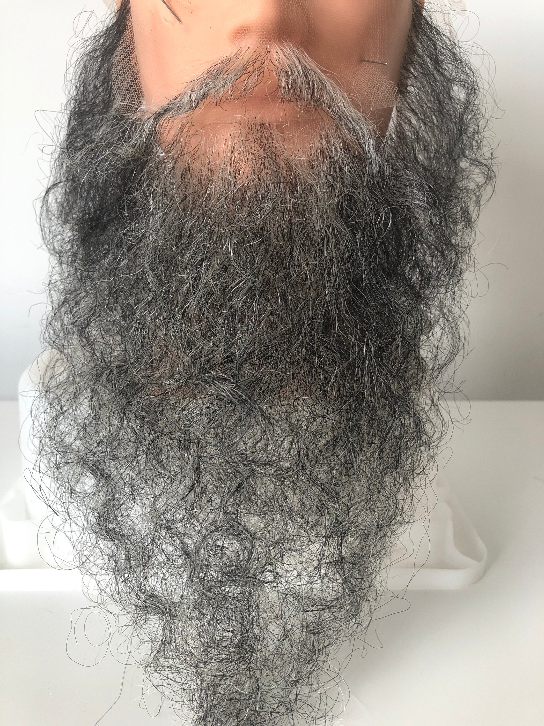 Hochwertiger grauer langer Bart mit Schnurrbart für Theater, Film. Hand ...