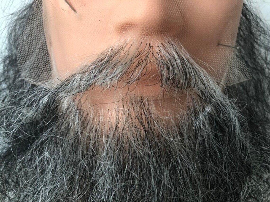 Hochwertiger grauer langer Bart mit Schnurrbart für Theater, Film. Hand ...