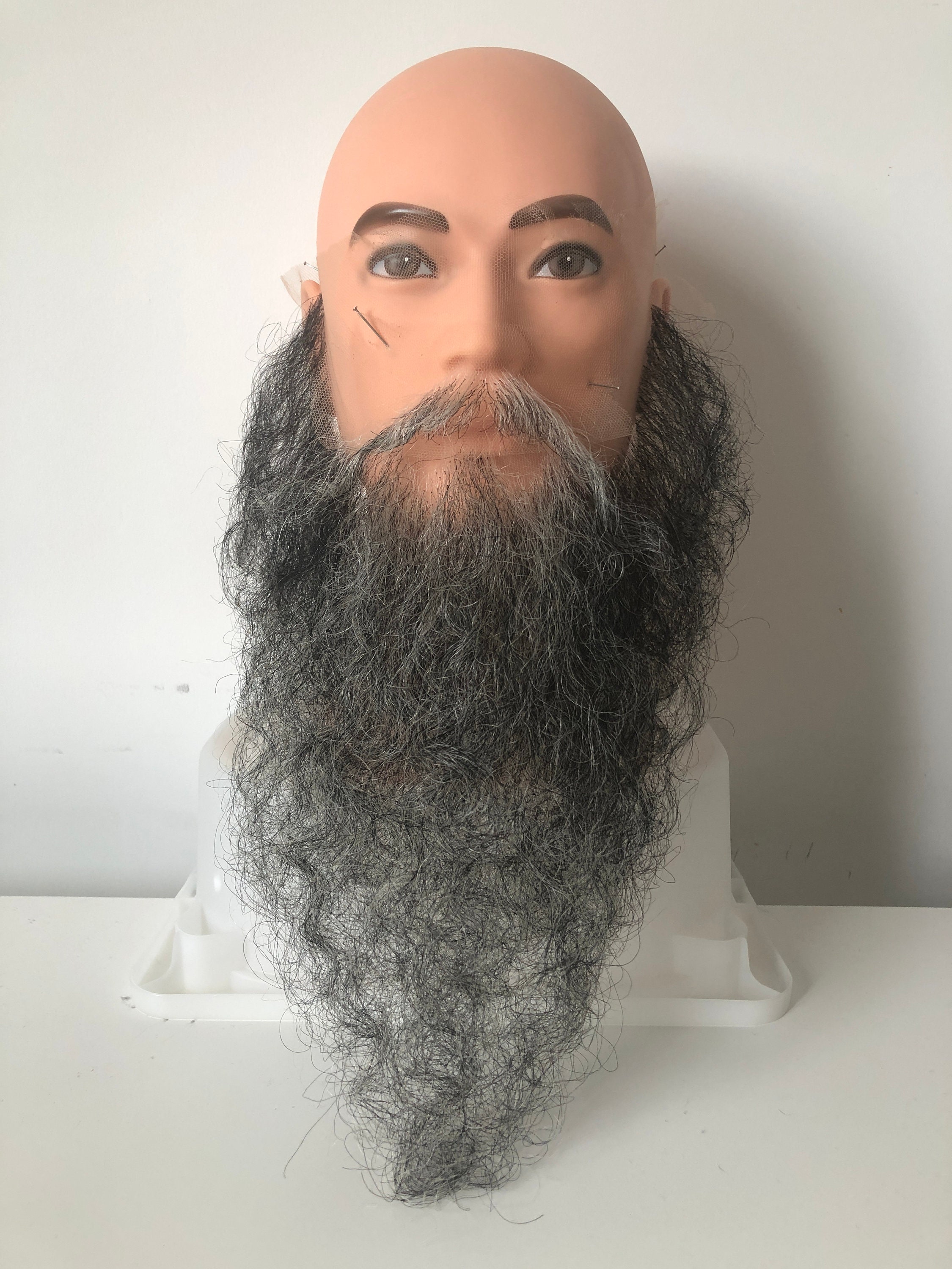 Hochwertiger grauer langer Bart mit Schnurrbart für Theater, Film. Hand ...