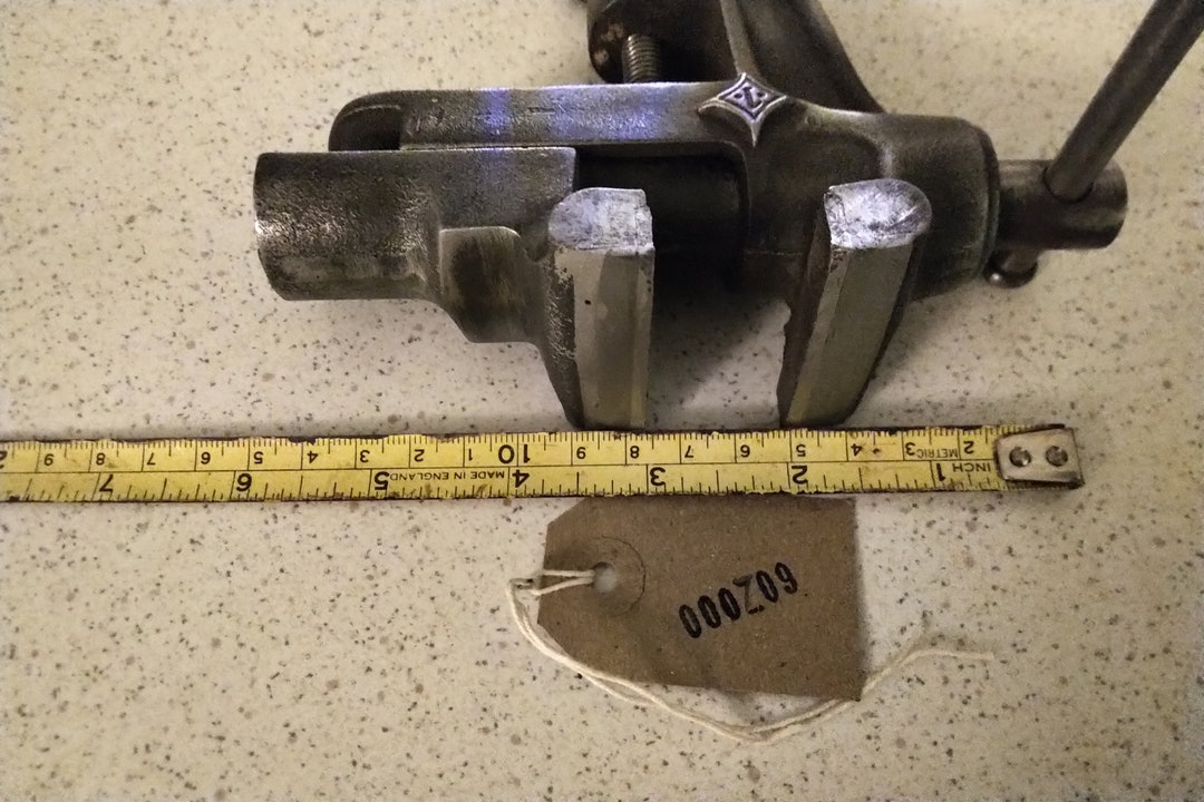 Small Vintage Table Top Mounted Engineers Vice in Very Good Condition ...