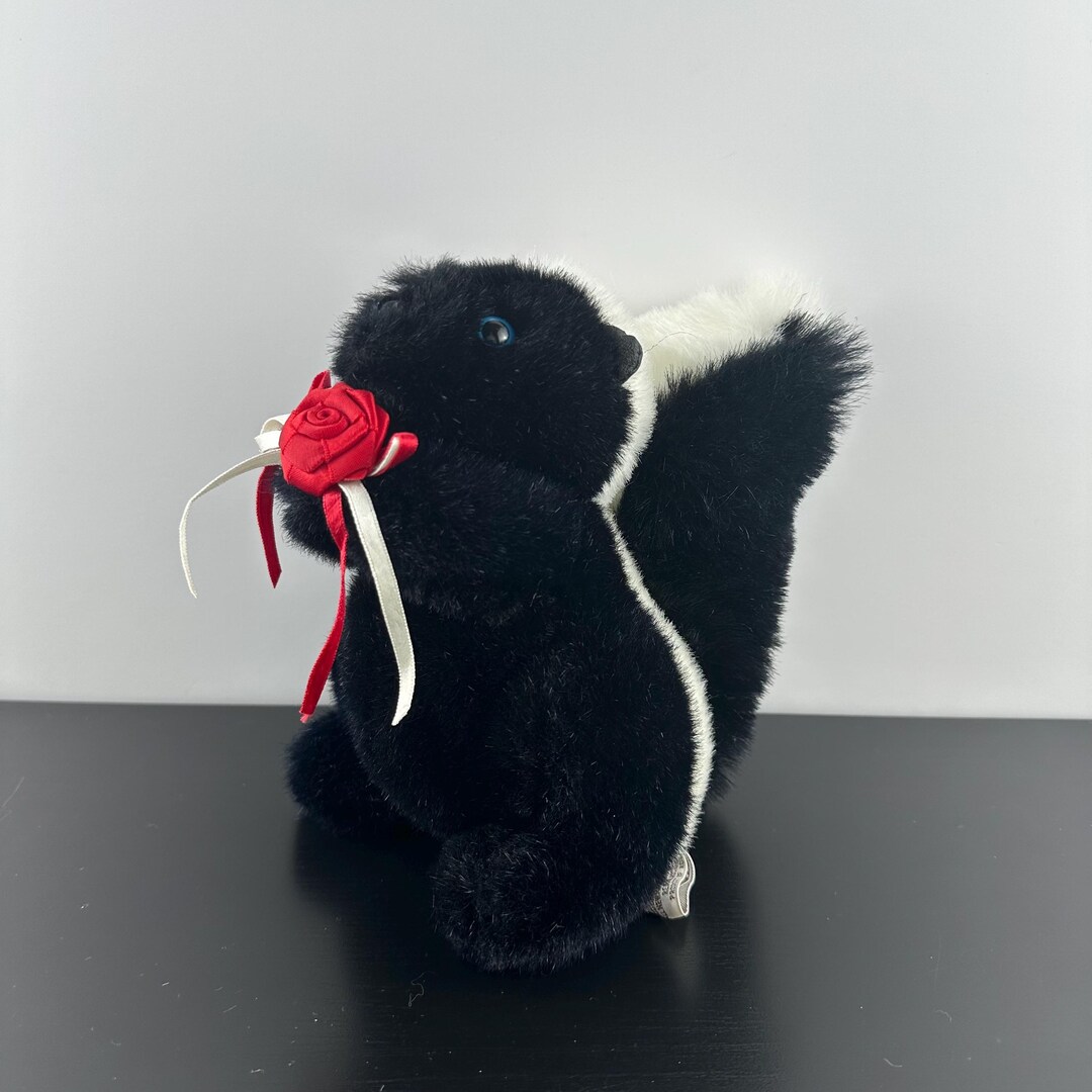 Vintage 1990 Ganz Heritage Collection Skunk Holding Flowers Rose Red 7. ...