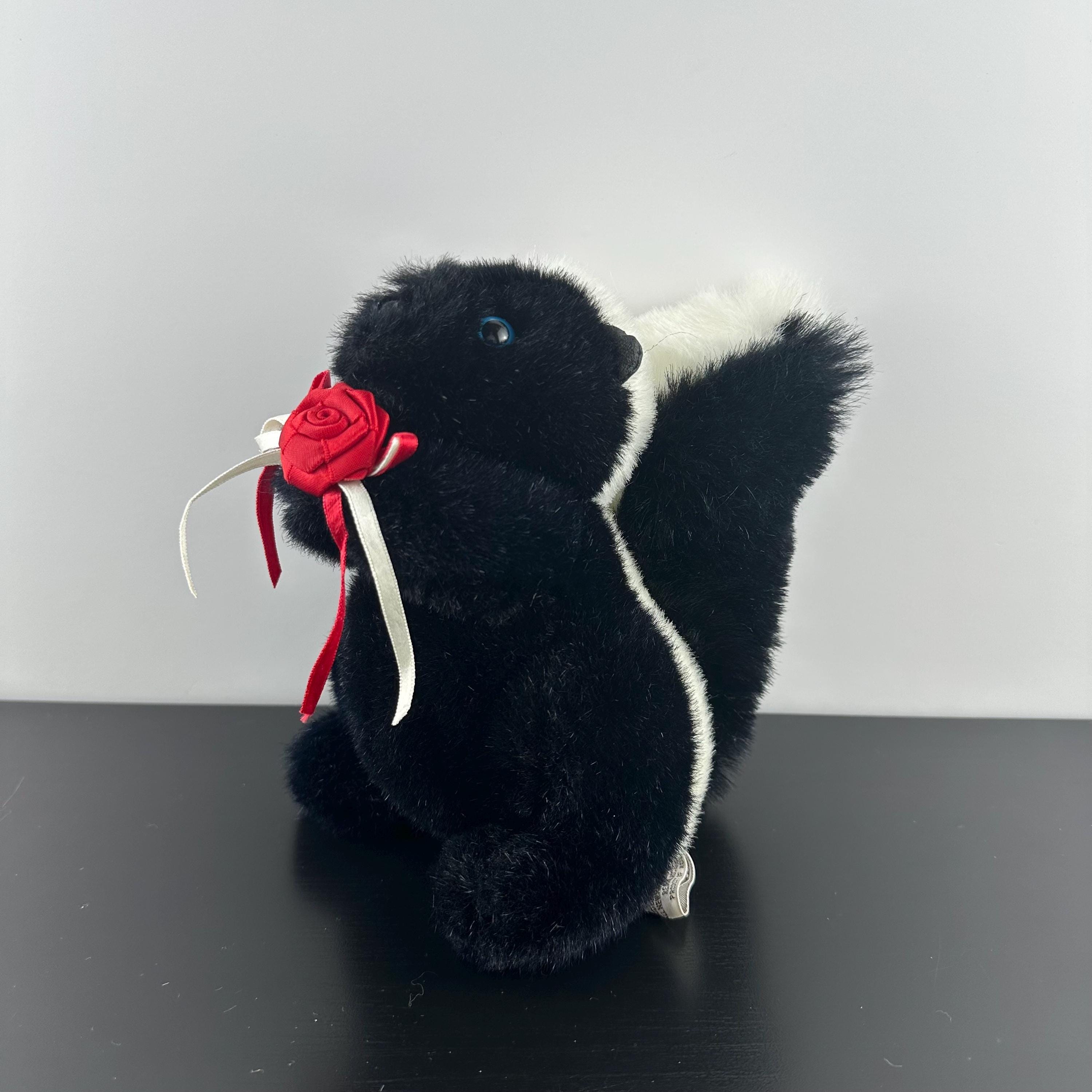Vintage 1990 Ganz Heritage Collection Skunk Holding Flowers Rose Red 7. ...