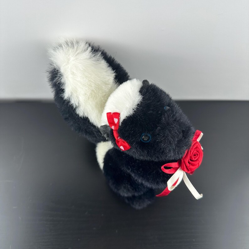 Vintage 1990 Ganz Heritage Collection Skunk Holding Flowers Rose Red 7. ...