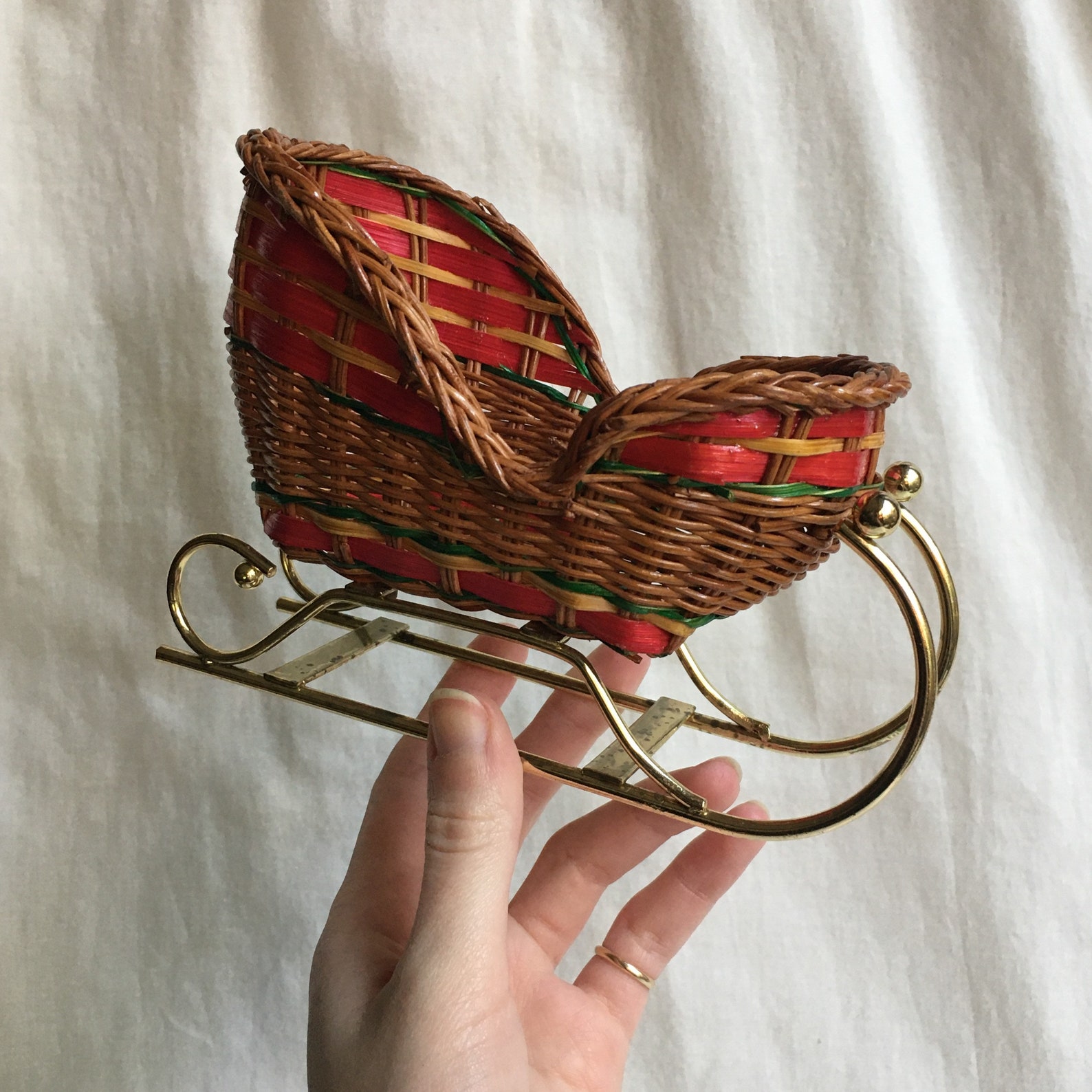 Old Fashioned Wicker Sleigh, Small Decorative Basket, Realistic ...