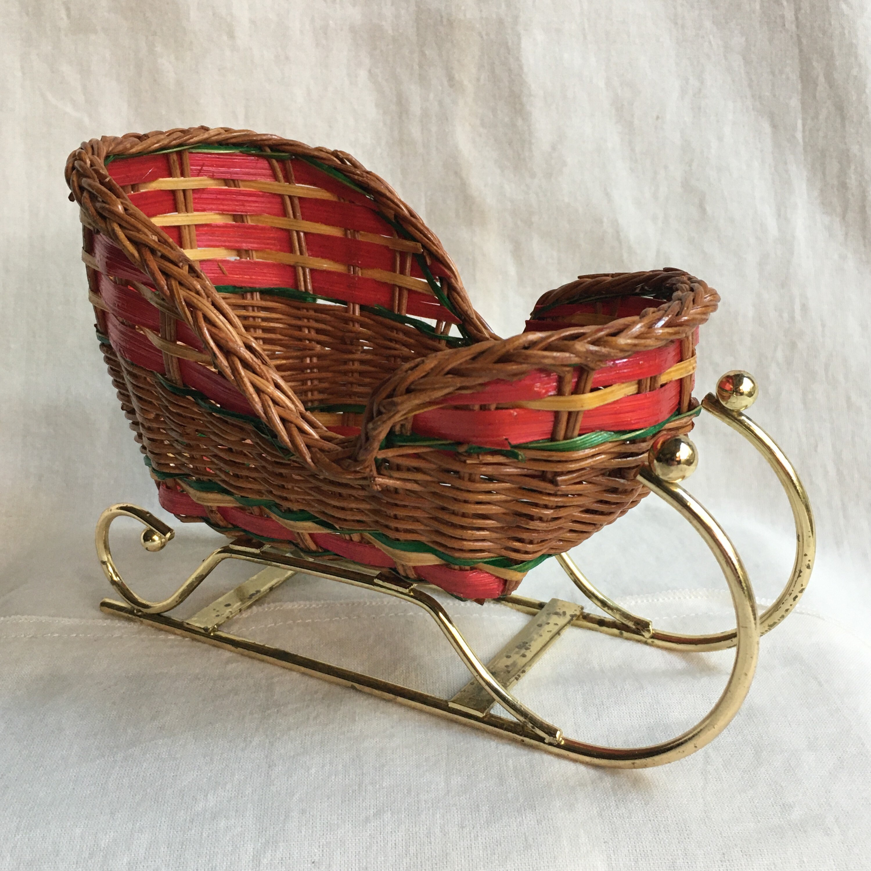 Old Fashioned Wicker Sleigh, Small Decorative Basket, Realistic ...