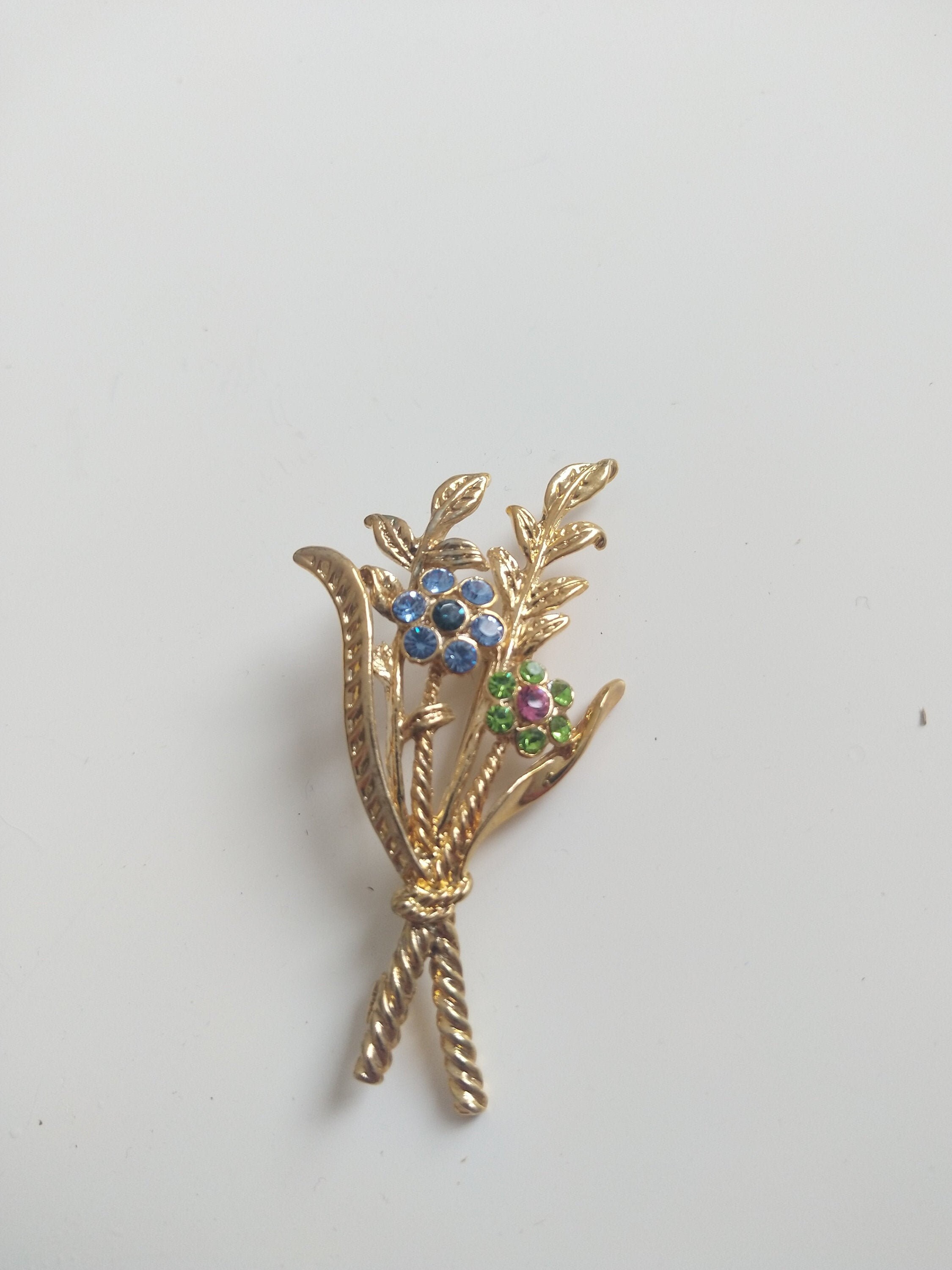 Golden vintage broche woman brooch pin - Etsy