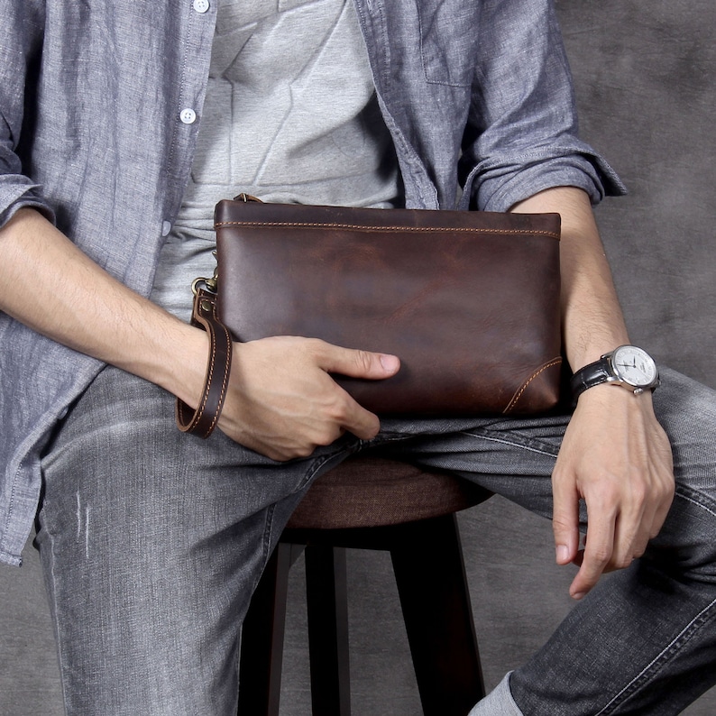 Pochette da uomo fatta a mano, pochette in pelle marrone con cinturino ...