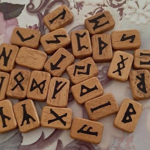 RUNES SET DELUXE Wooden Runes Set With Booklet by Lo Scarabeo 25 Elder ...