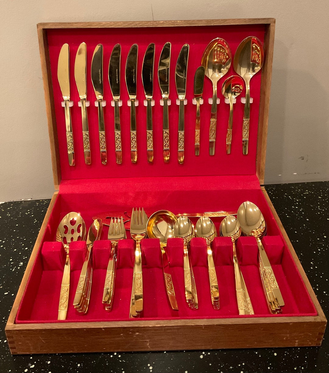 Vintage Salem Silversmiths Stainless 70 Piece Gold Silverware/flatware ...