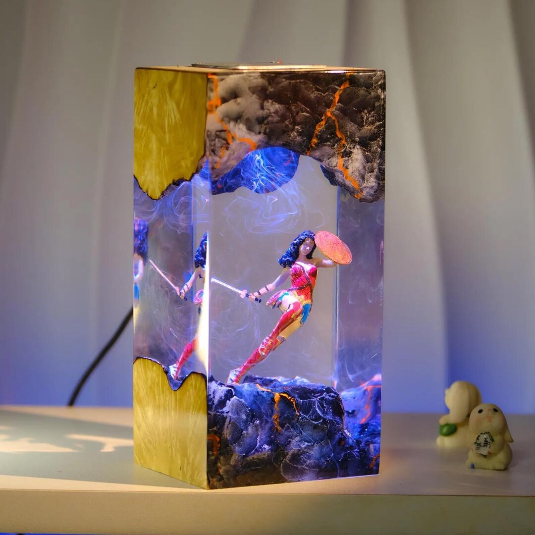 Wonder Woman Resin Lamp – LED Diorama Night Light – Superhero Room ...