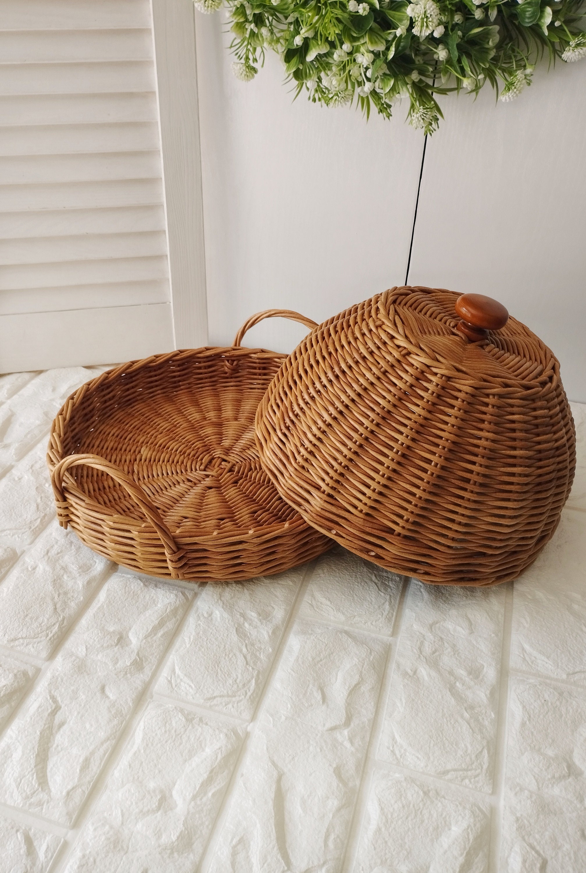 Round Basket With Lid.lid Cover Food. Round Basket Tray. Brown Storage ...