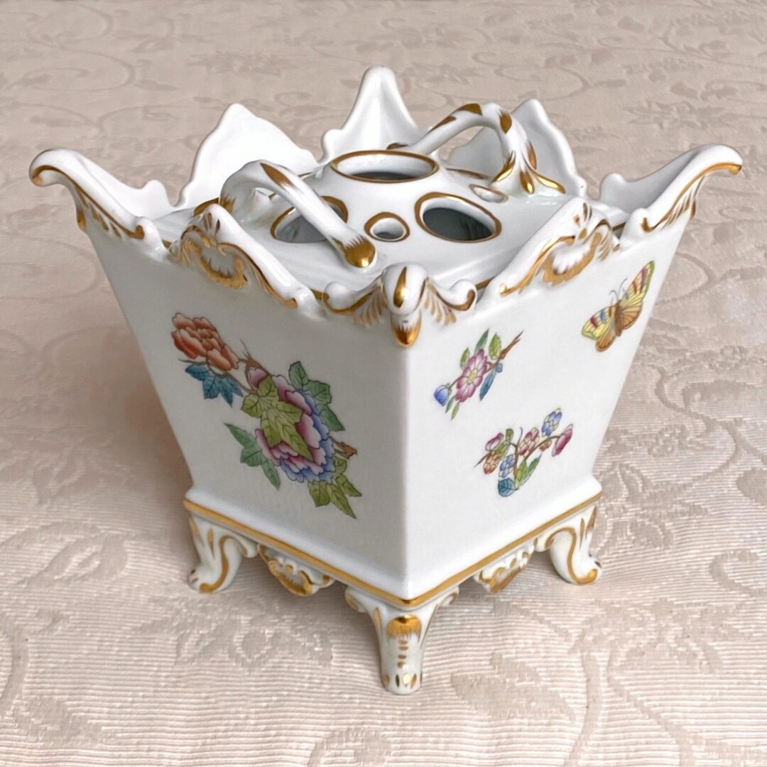 Queen Victoria Pattern Baroque Flower Pot With Lid. Hand Painted Herend ...