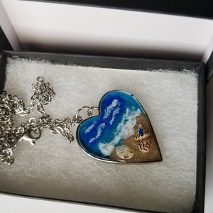 Beautiful Heart Ocean Beach Scene, Ocean Waves , Real Sand and Sea ...