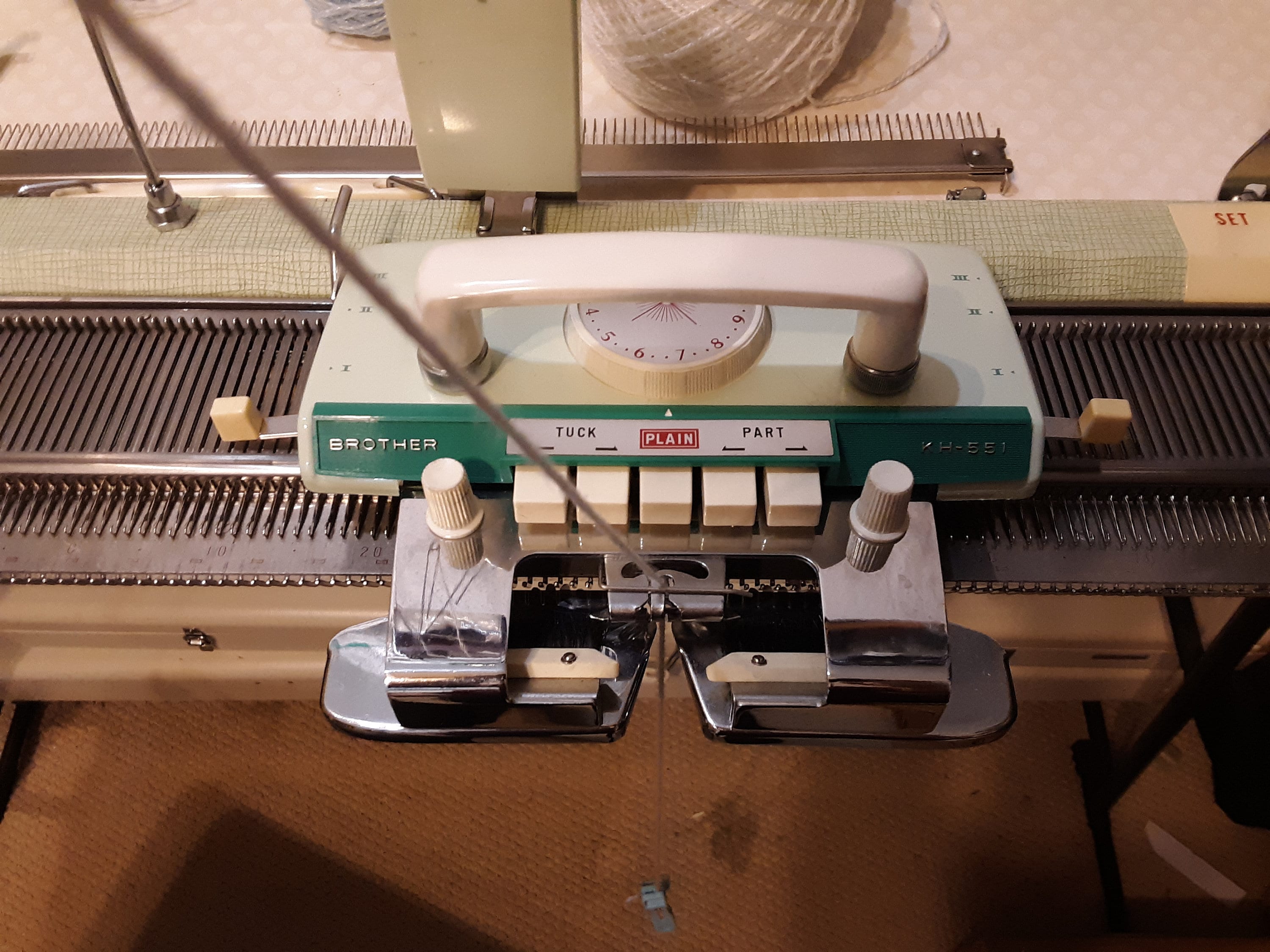 Brother KH551 Knitting Machine With Four-push Button Patterning ...
