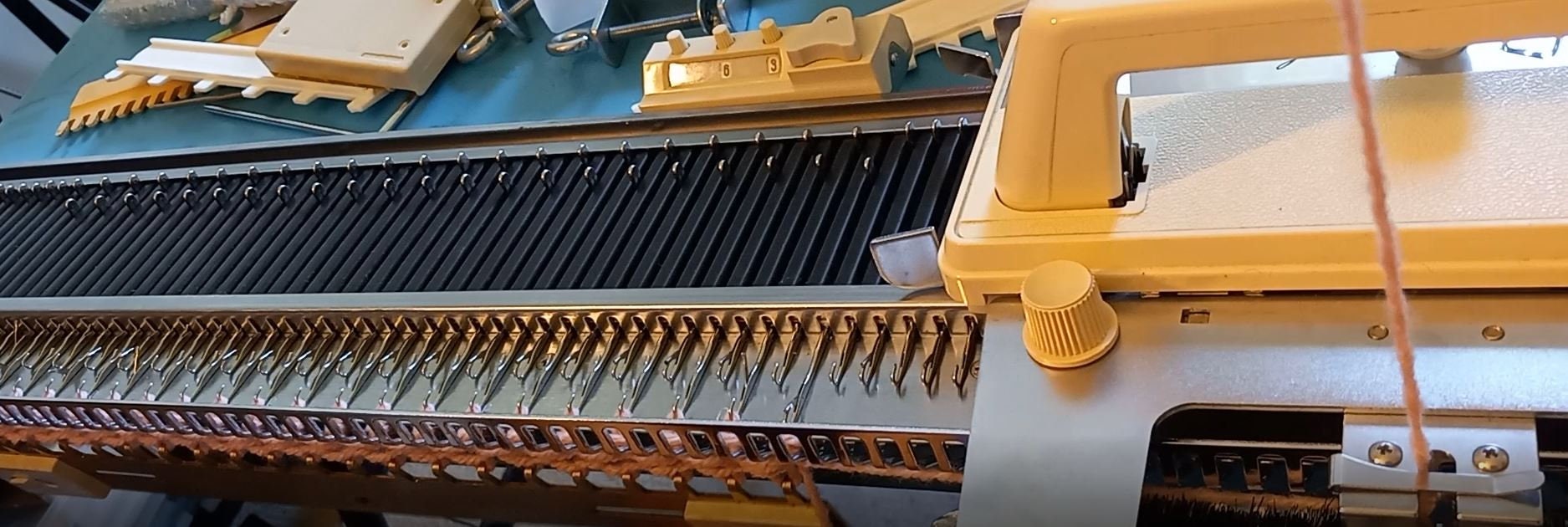 Bulky 8-9 Mm Knitting Machine With Manual Options: Silver Reed SK120 ...