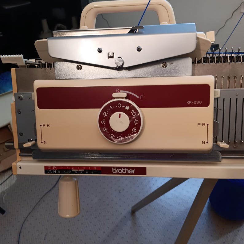 Bulky (8-9 Mm) Knitting Machine With Manual Options: Silver Reed SK120 ...