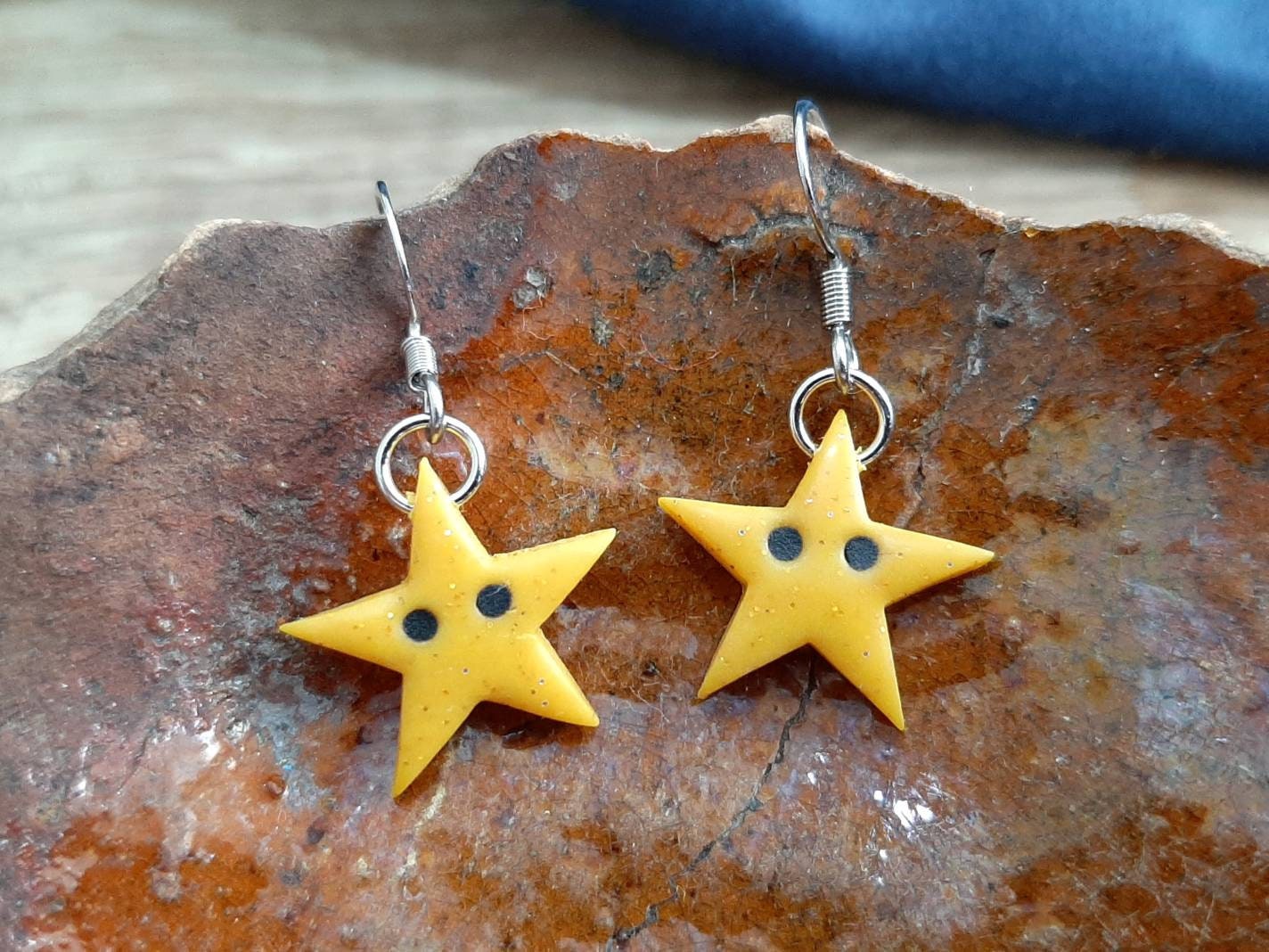 Ster oorbellen handgemaakt Gouden ster oorbellen Goudkleurige oorbellen ...