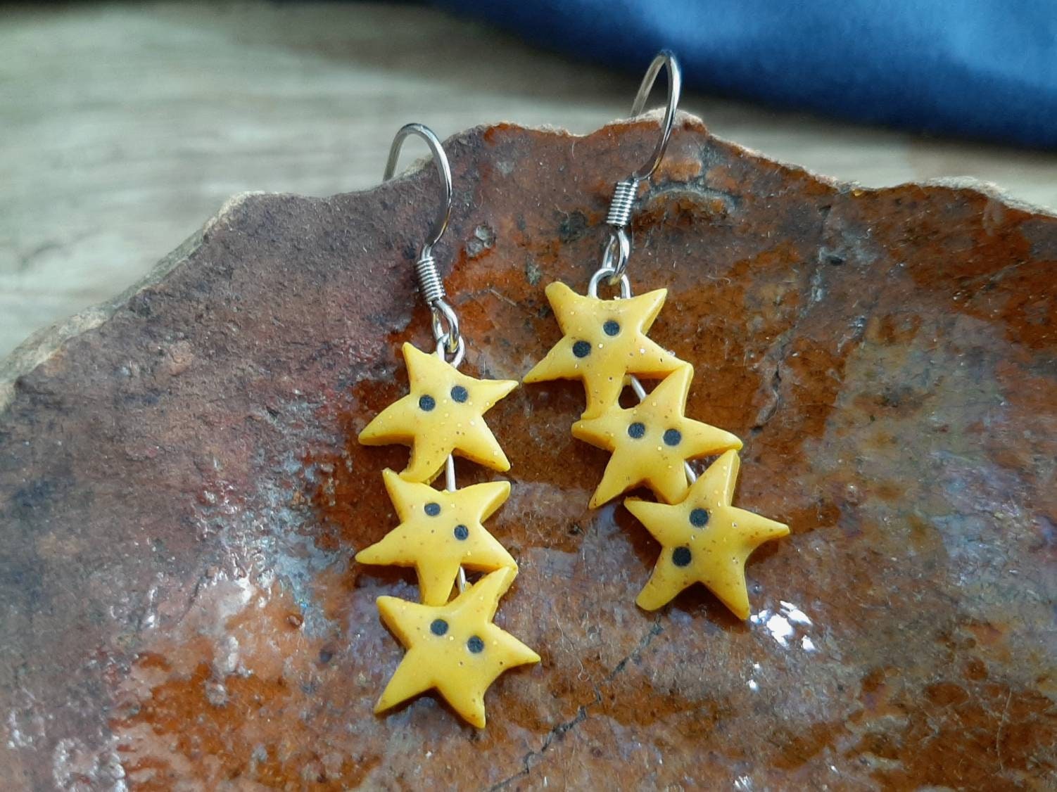 Ster oorbellen handgemaakt Gouden ster oorbellen Goudkleurige oorbellen ...