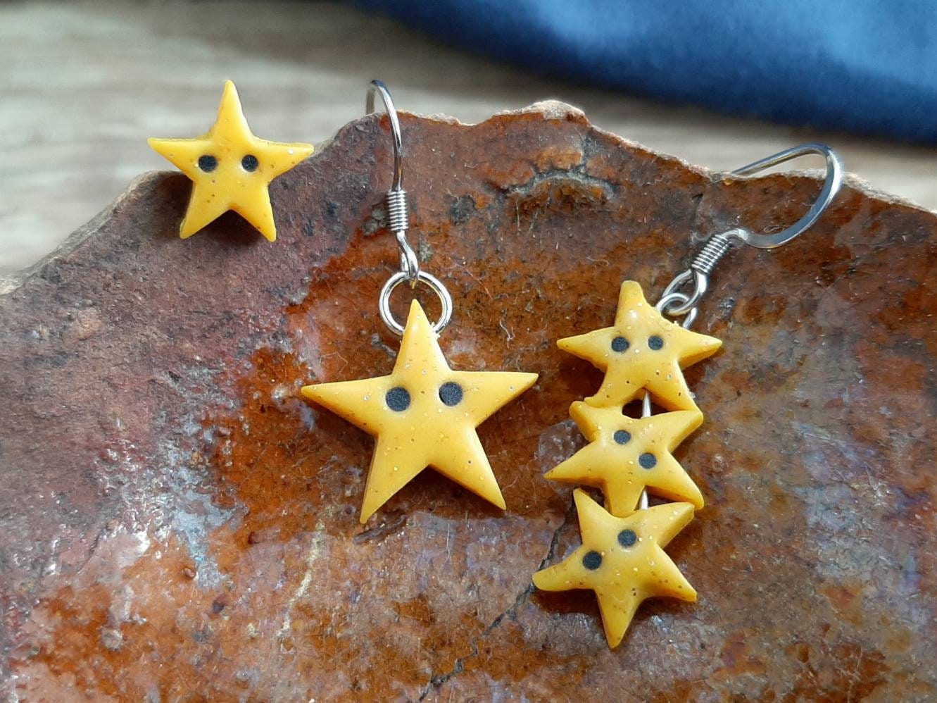 Ster oorbellen handgemaakt Gouden ster oorbellen Goudkleurige oorbellen ...