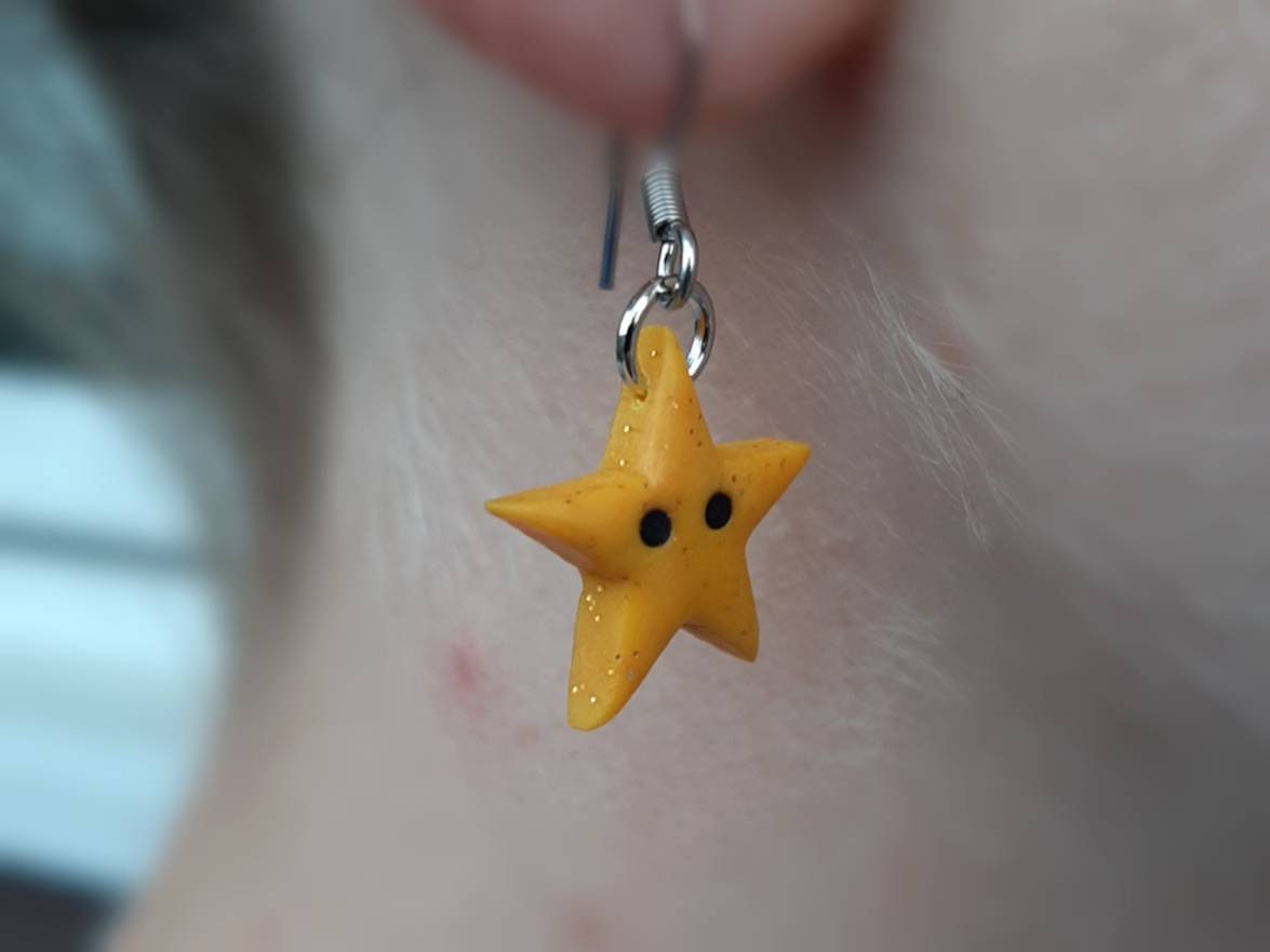 Ster oorbellen handgemaakt Gouden ster oorbellen Goudkleurige oorbellen ...