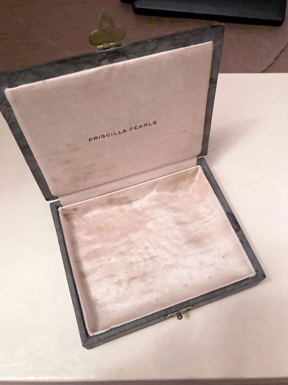 Antique jewelry box lined in satin. - Gem